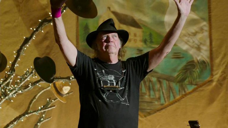 Neil Young thrills hometown crowd with classics and rarities at Omemee ...
